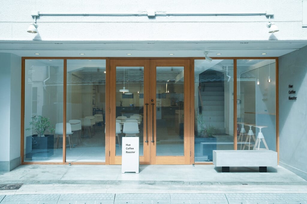 「色」でコーヒーを選ぶカフェ Hue Coffee Roaster｜施工事例｜WOODONE